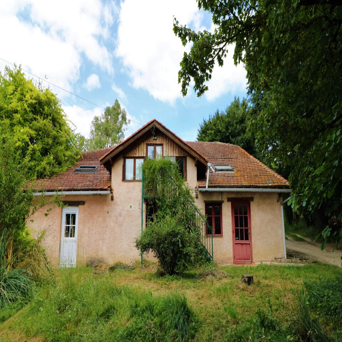 vente 3 maisons, 5 logements, un verger, puits, sur terrain de 4.23ha ...