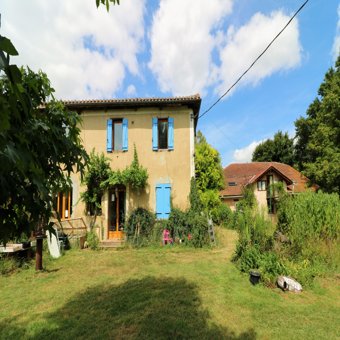 vente 3 maisons, 5 logements, un verger, puits, sur terrain de 4.23ha ...